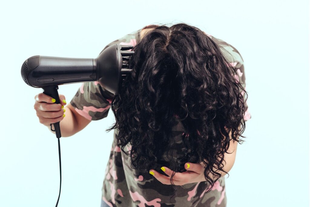 How To Dry Curly Hair Without Frizz - Curls Forever